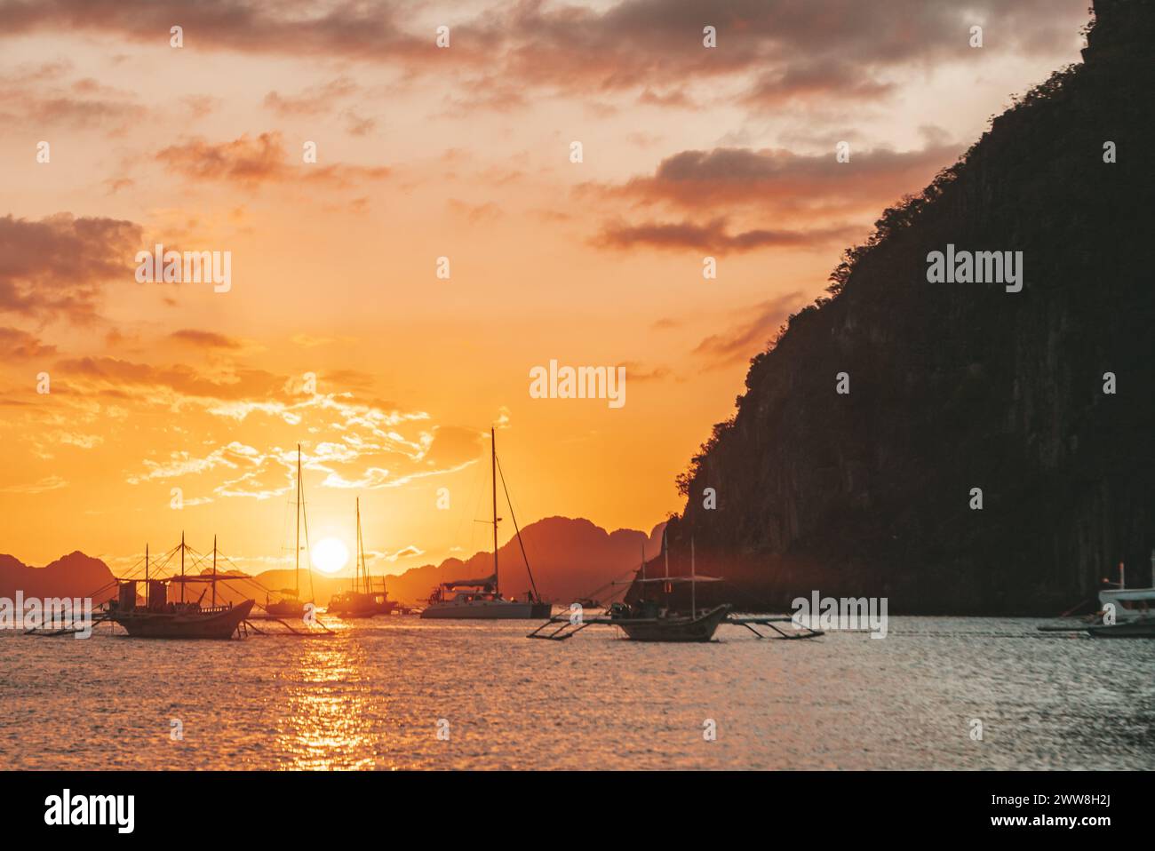 Traditional philippine boats bangka at sunset time. Beautiful sunset ...