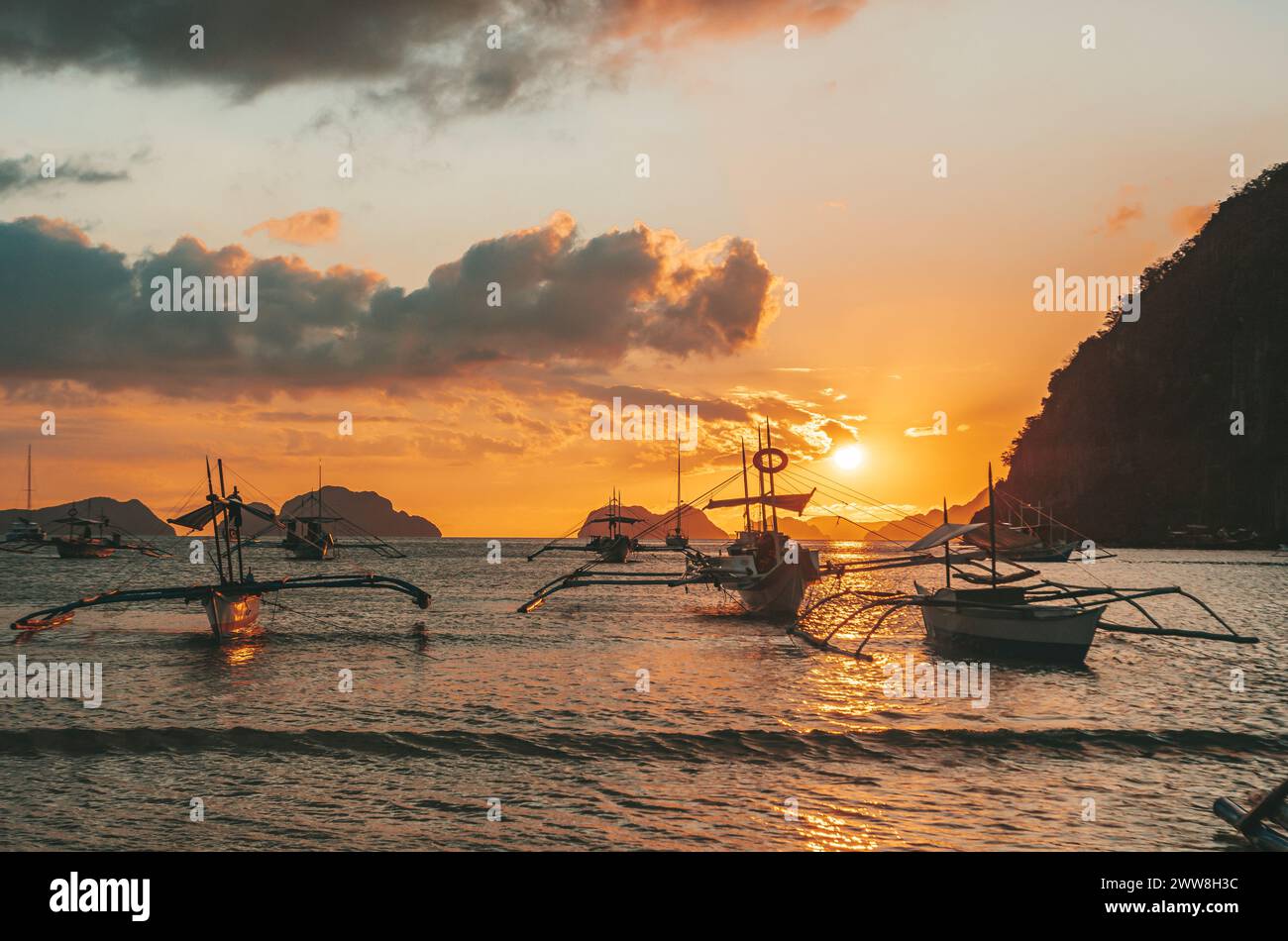 Traditional philippine boats bangka at sunset time. Beautiful sunset ...