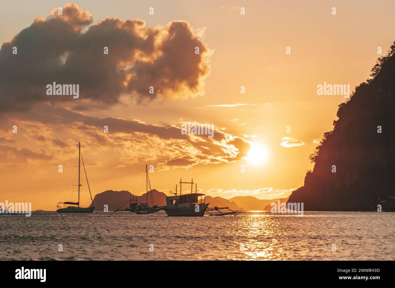 Traditional philippine boats bangka at sunset time. Beautiful sunset ...