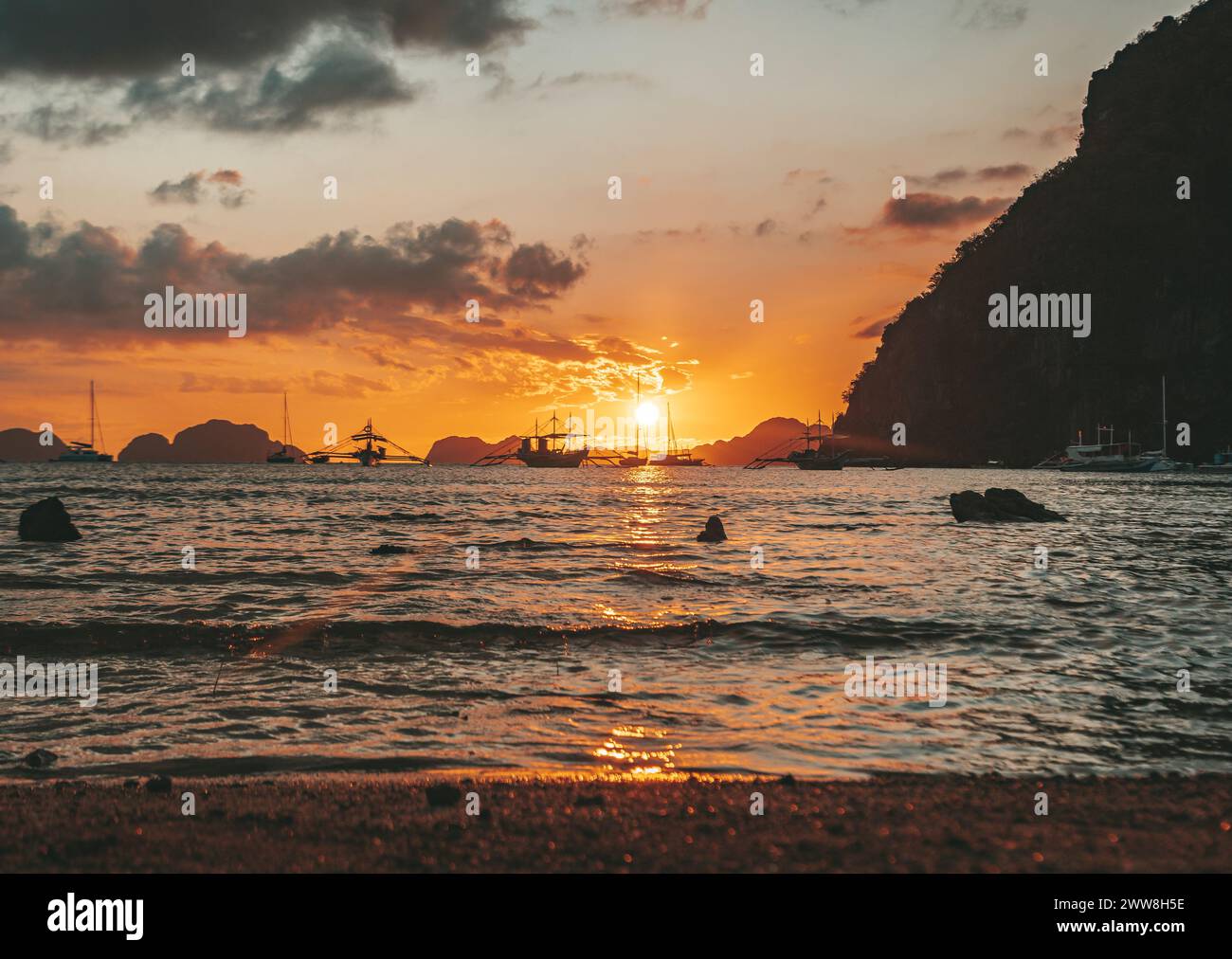 Traditional philippine boats bangka at sunset time. Beautiful sunset ...