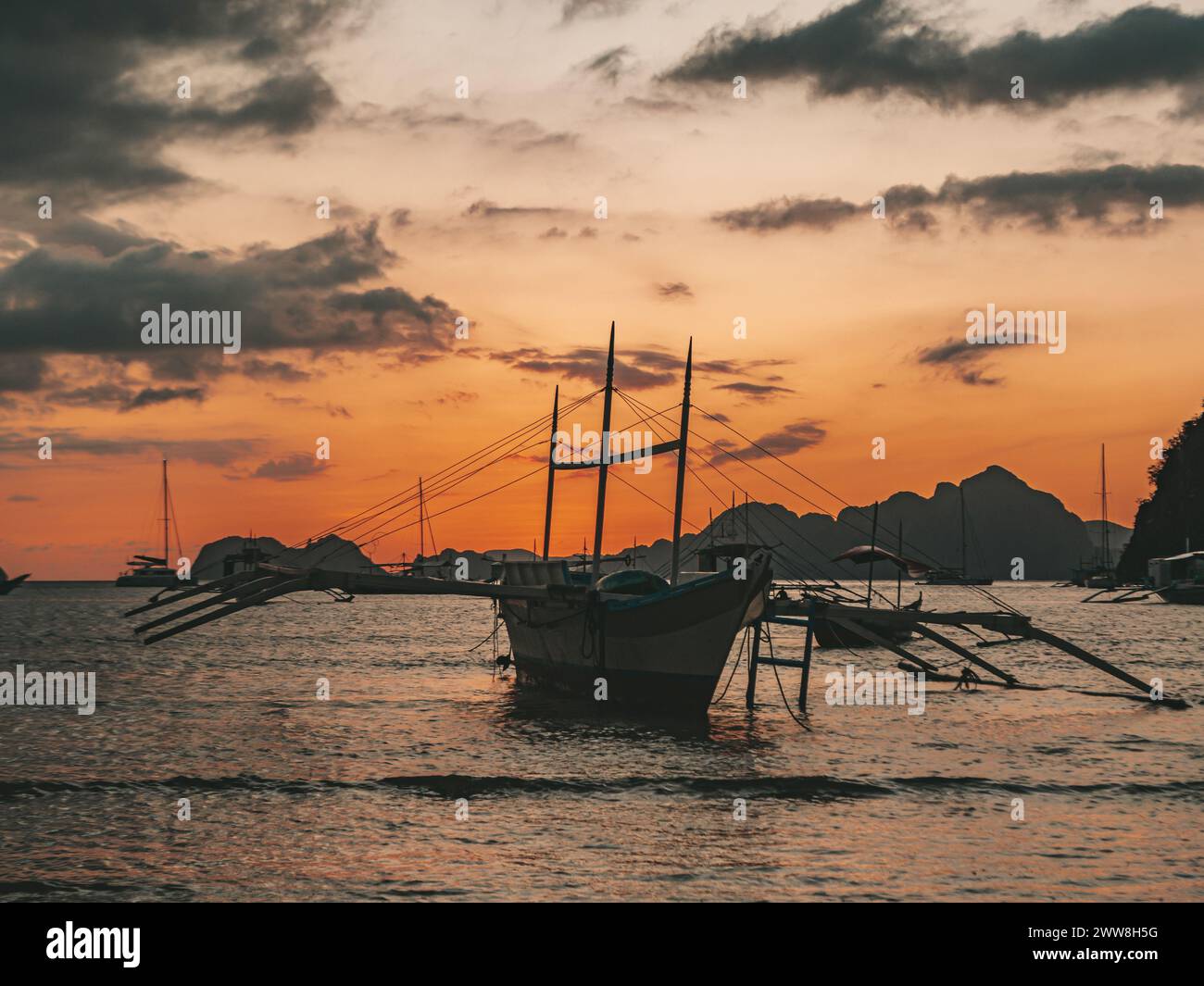 Traditional philippine boats bangka at sunset time. Beautiful sunset ...