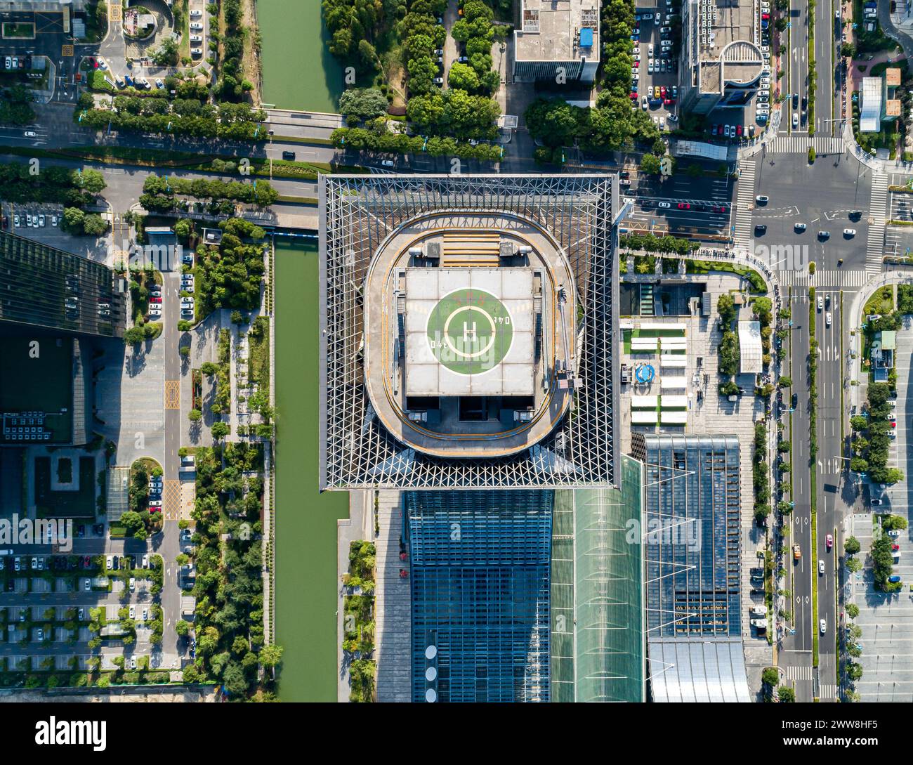 Heliport on skyscraper roof hi-res stock photography and images - Alamy