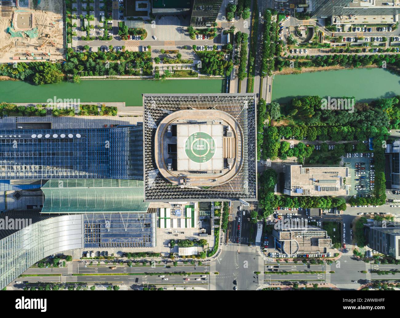 Heliport on skyscraper roof hi-res stock photography and images - Alamy