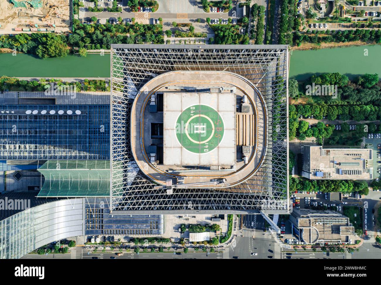 Rooftop helicopter landing pad helipad hi-res stock photography and ...