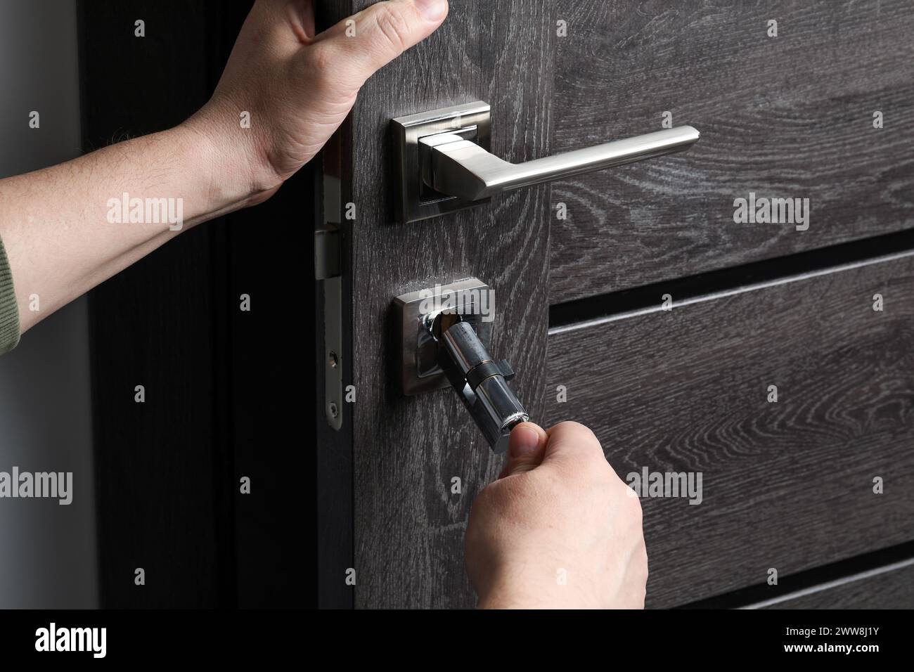Handyman changing core of door lock indoors, closeup Stock Photo - Alamy