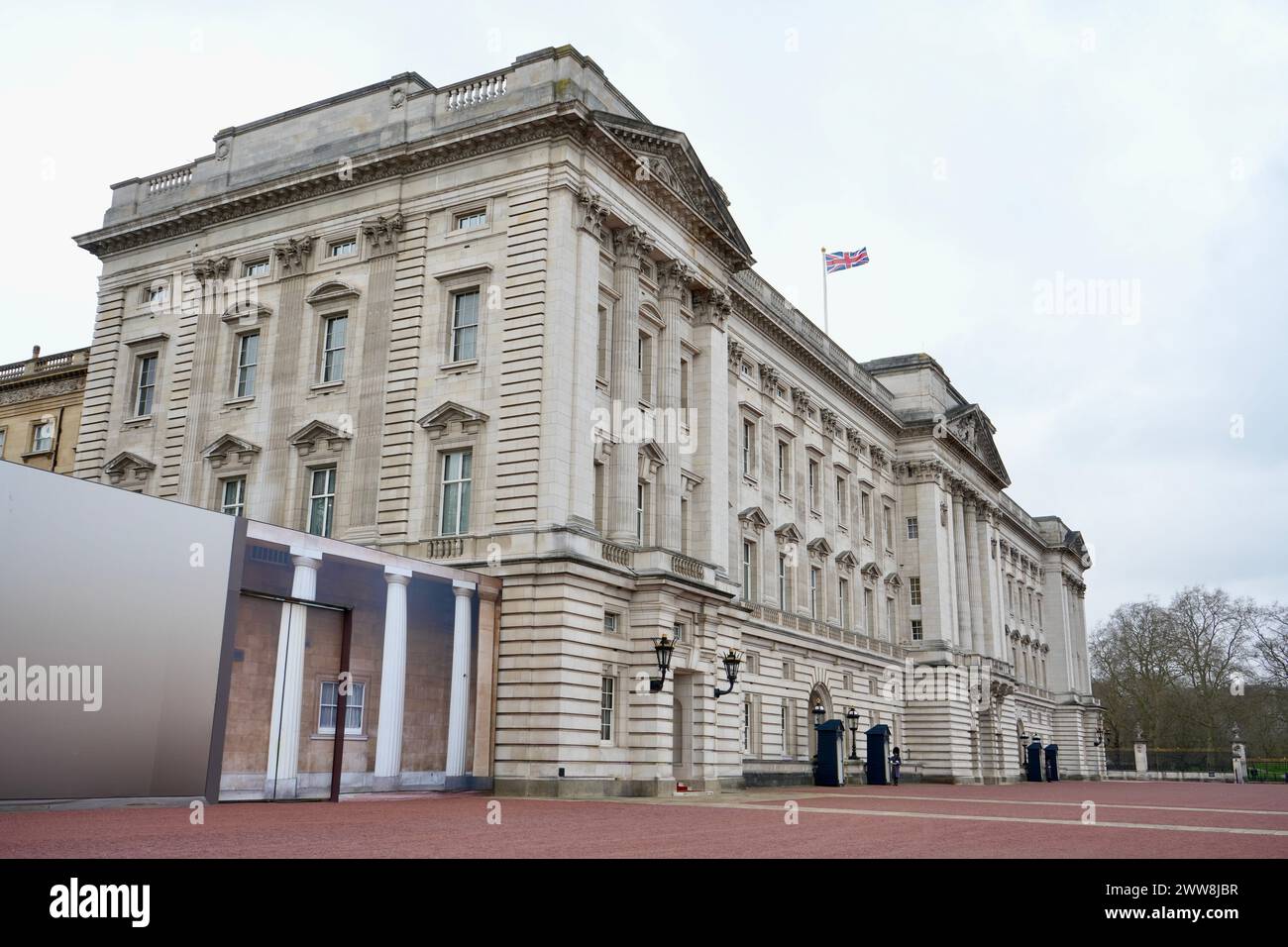 Buckingham Palace with Union Jack Flying under a grey sky Stock Photo ...