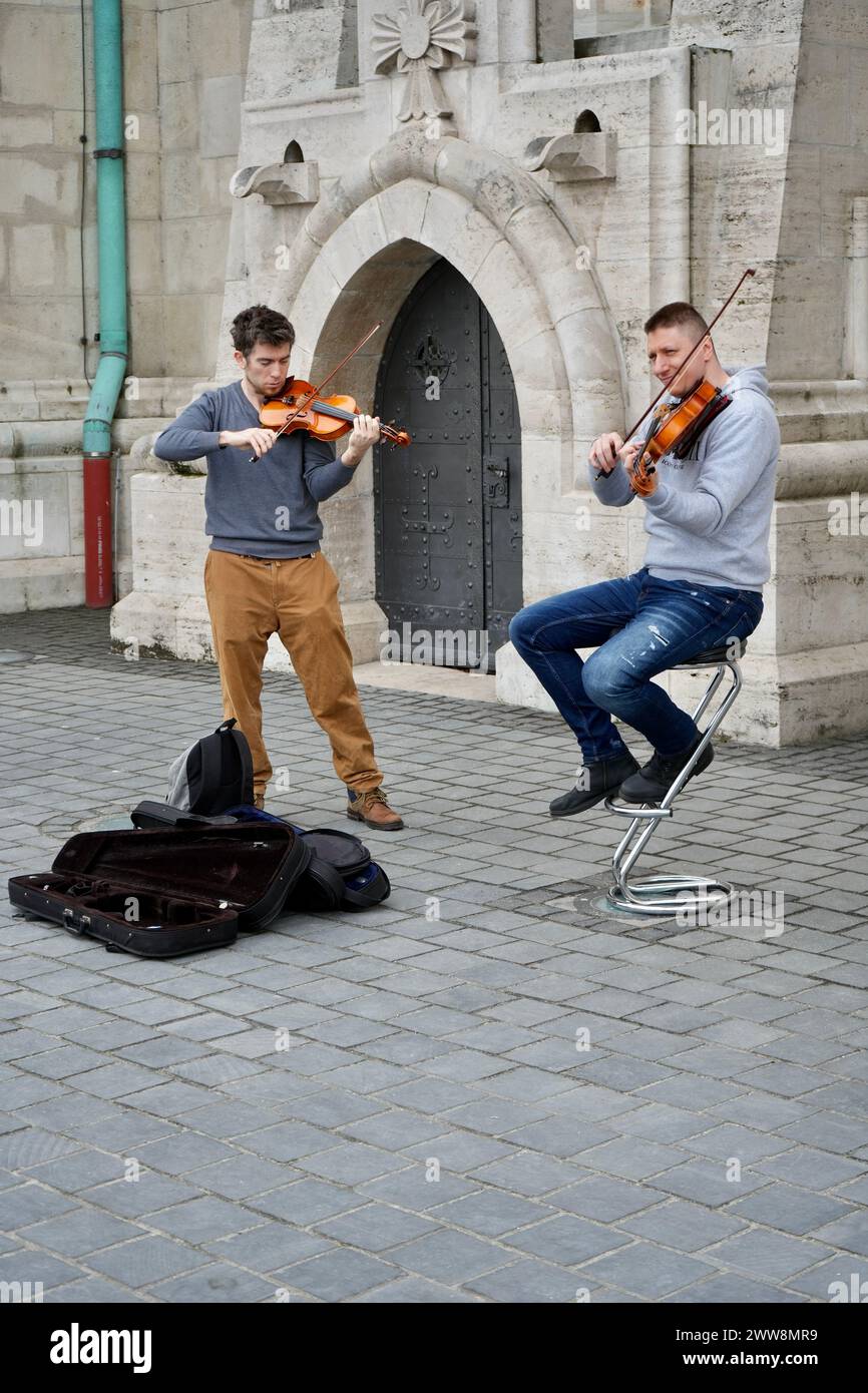 Buskers violin hi-res stock photography and images - Alamy