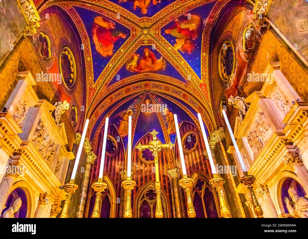 Santa Maria Sopra Minerva Altar Candles Crucifix Pope Statues Basilica ...