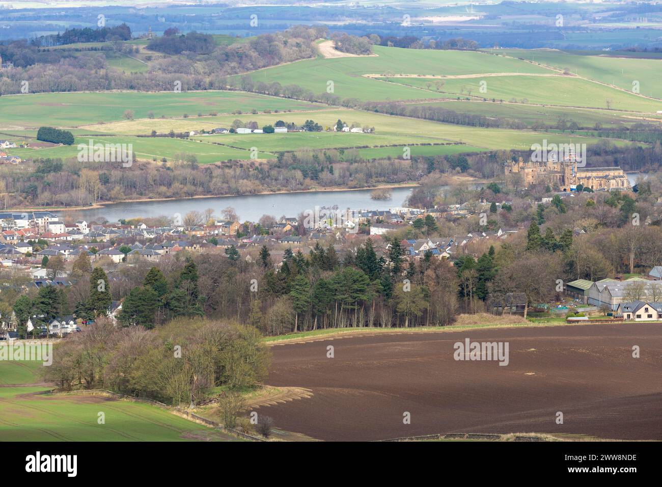 Linlithgow palace loch hi-res stock photography and images - Alamy