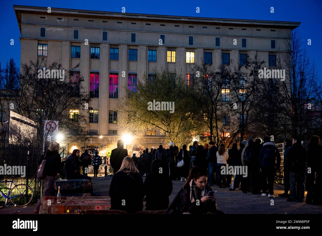 Menschen stehen Schlange vor dem Techno-Klub Berghain in Berlin am 17 ...