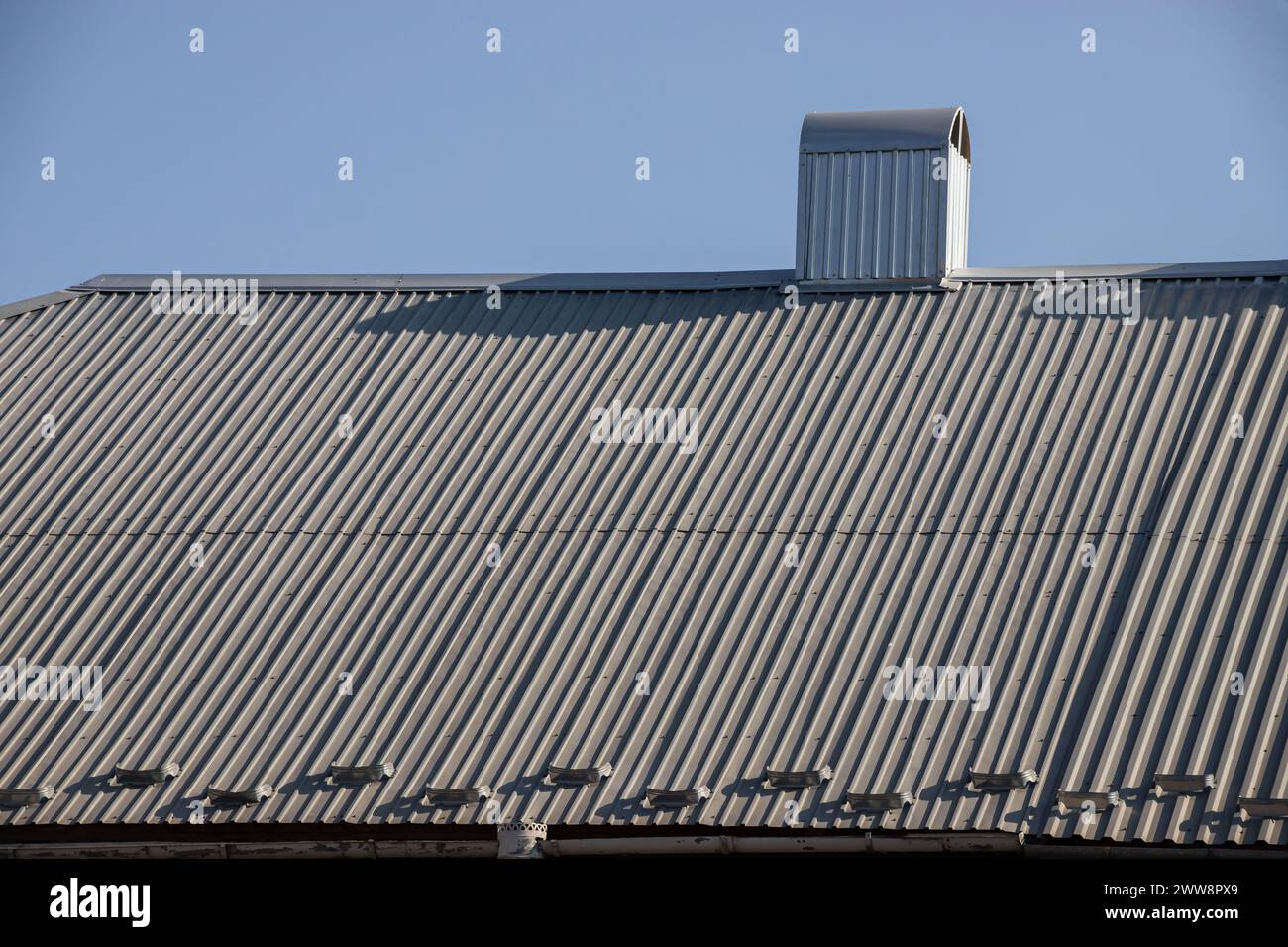 Metal roof structure large hi-res stock photography and images - Alamy