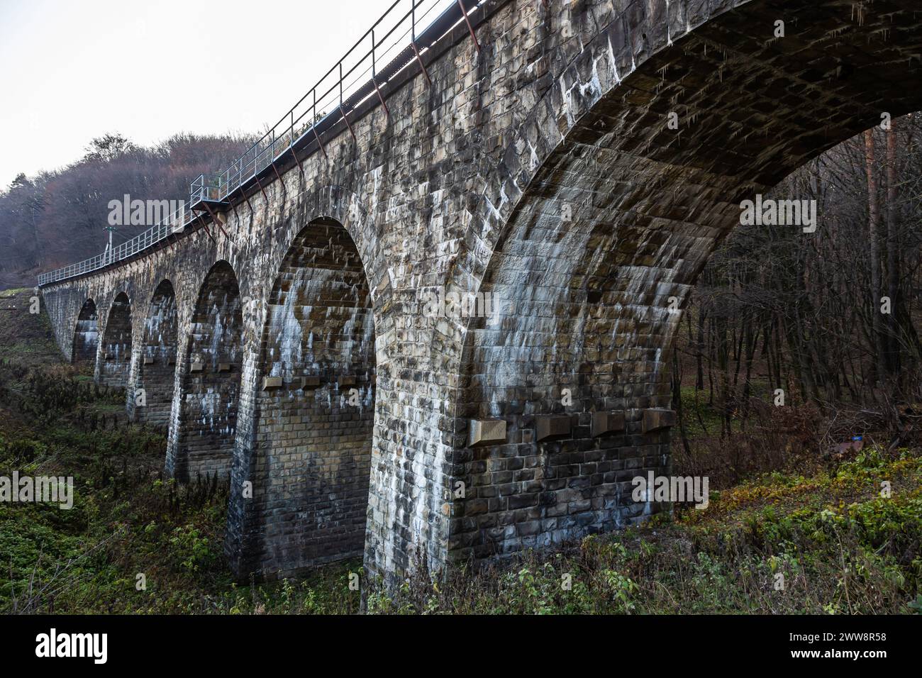 Ancient rock arched stone bridge hi-res stock photography and images ...