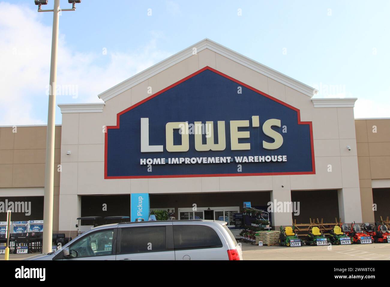 Exterior view and signage for a Lowe's home improvements store in San ...