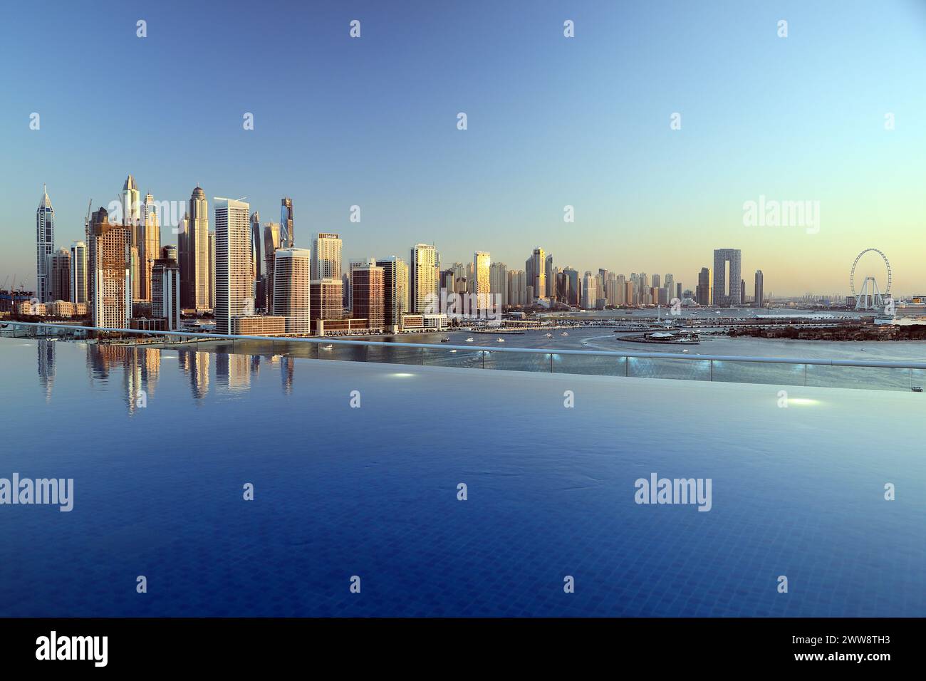Dubai infinity pool hi-res stock photography and images - Alamy