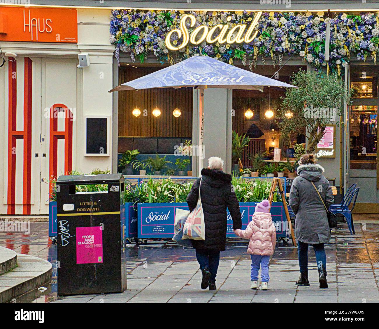 Glasgow, Scotland, UK. 22nd March, 2024: UK Weather: Gusty spring ...