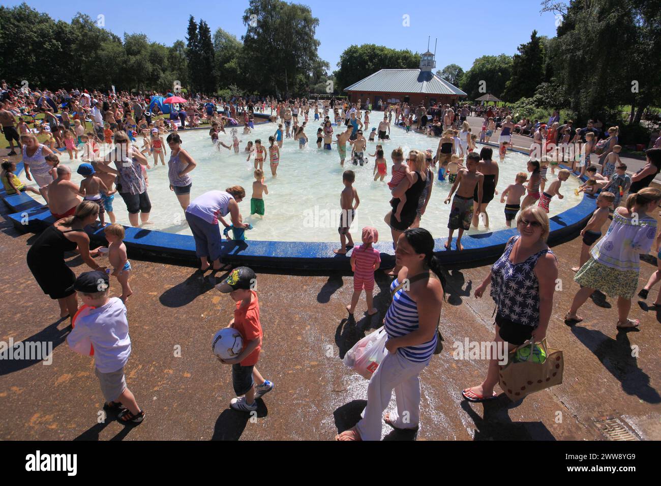 24/07/12..On the hottest day of the year hundreds of families take time ...