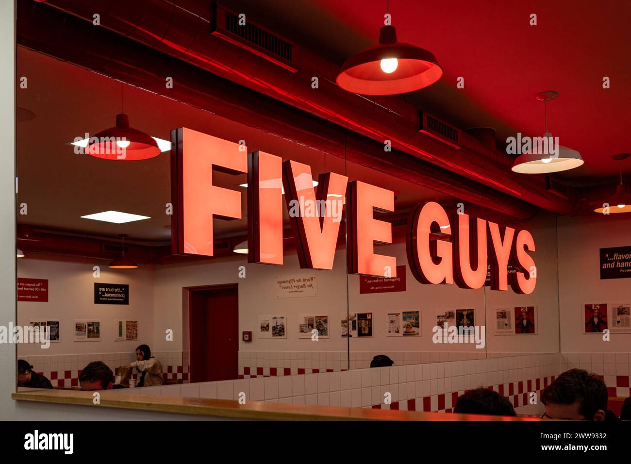 Five Guys-Schriftzug in einem Lokal 21.03.24, Frankfurt: Symbolfoto ...
