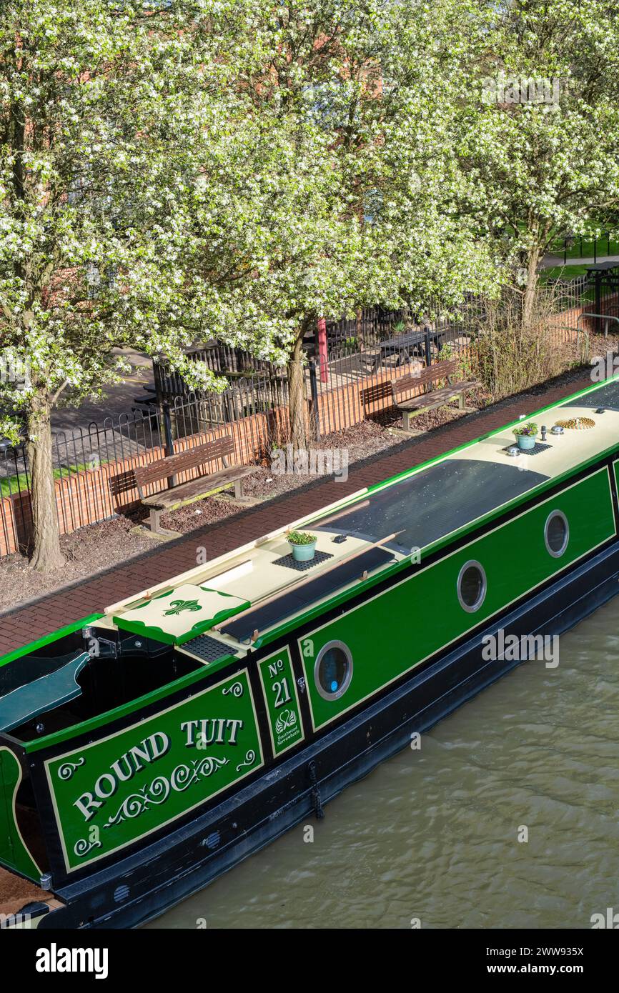 Canal boat and spring tree blossom on the Oxford canal in Banbury ...