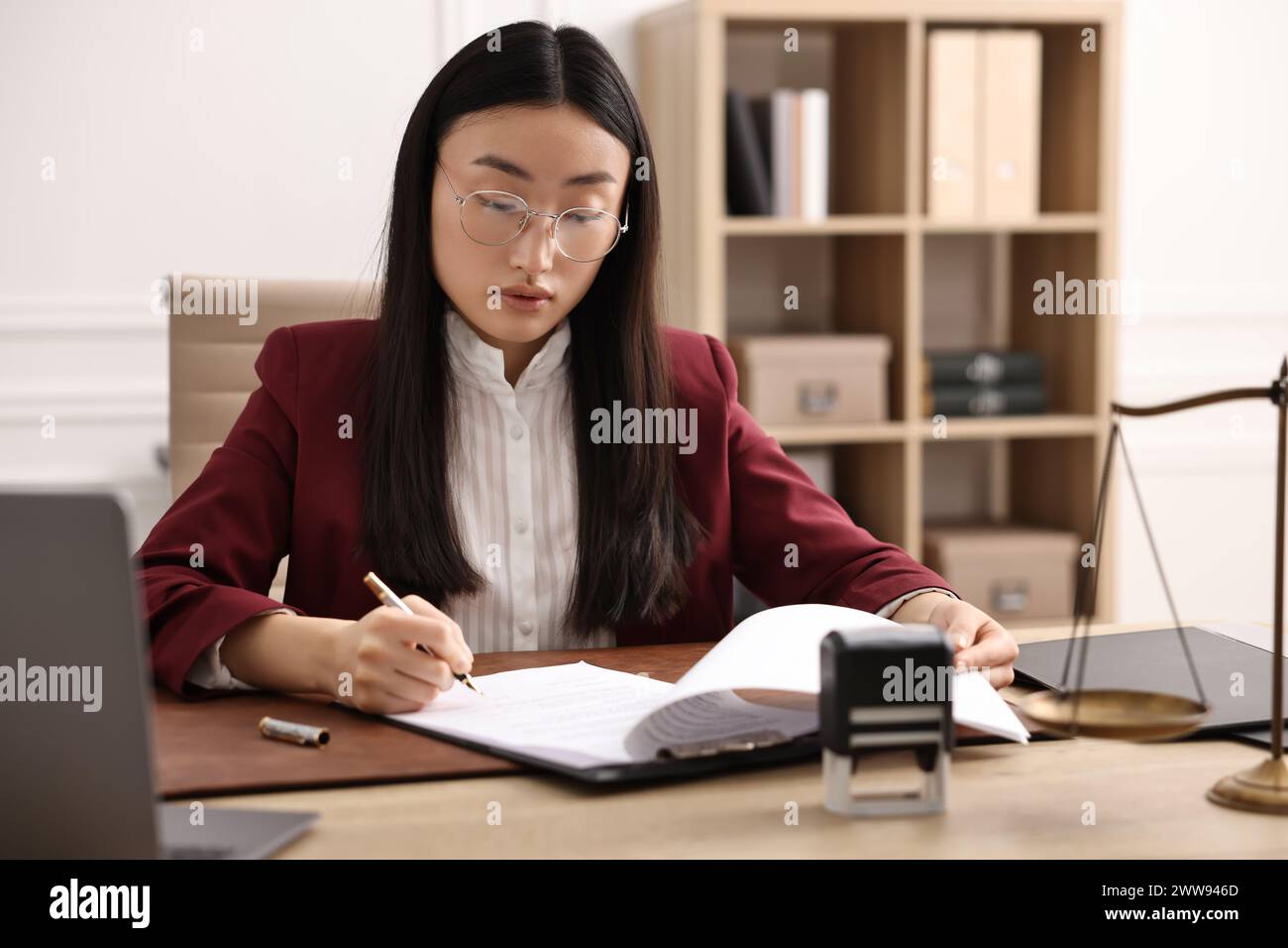 Judge signing document table hi-res stock photography and images - Alamy