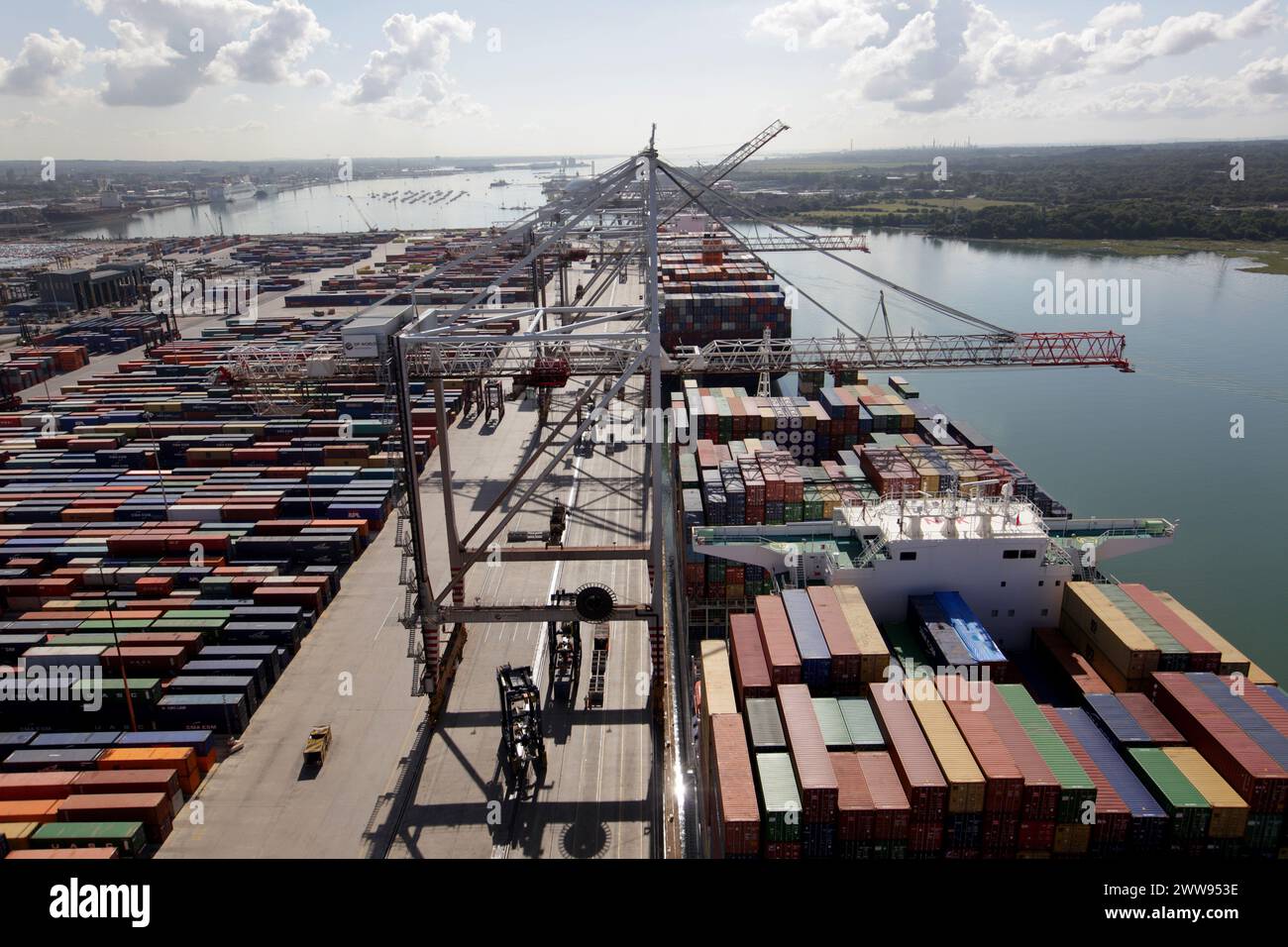 20/08/13 A view showing a giant crane loading a container ship at ...