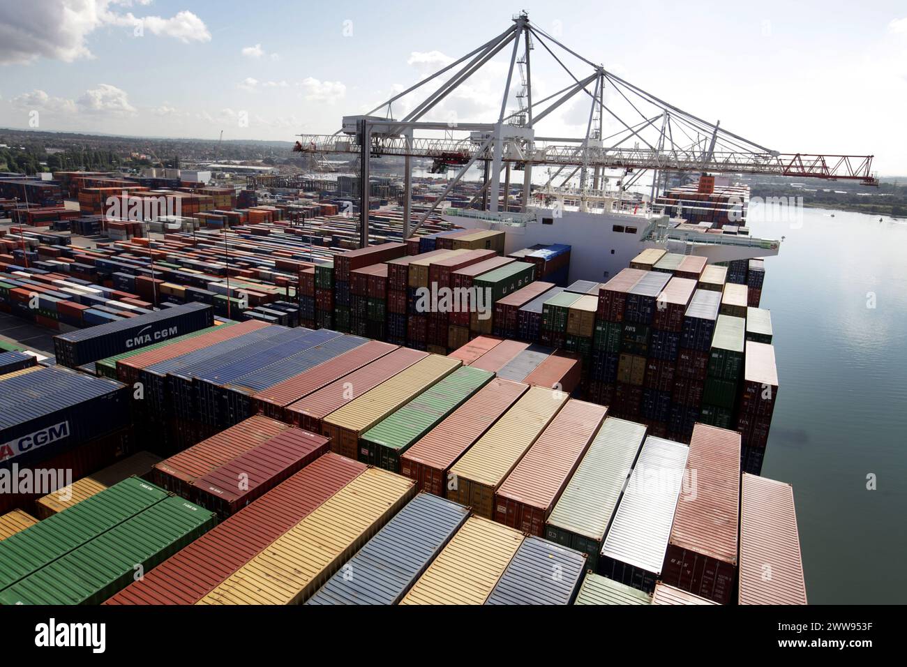 20/08/13 A view showing a giant crane loading a container ship at ...
