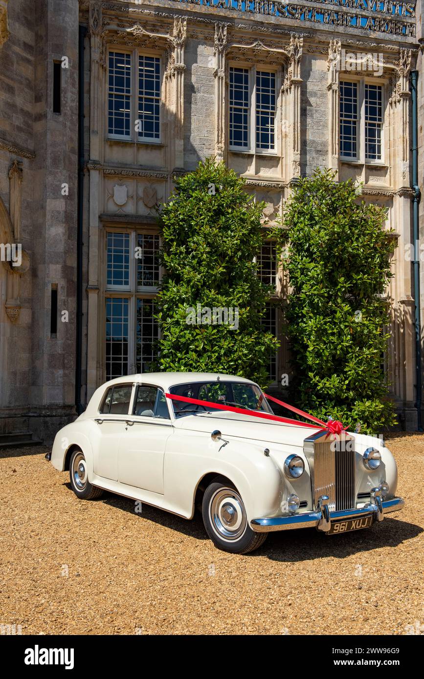 White rolls royce wedding car hi-res stock photography and images - Alamy