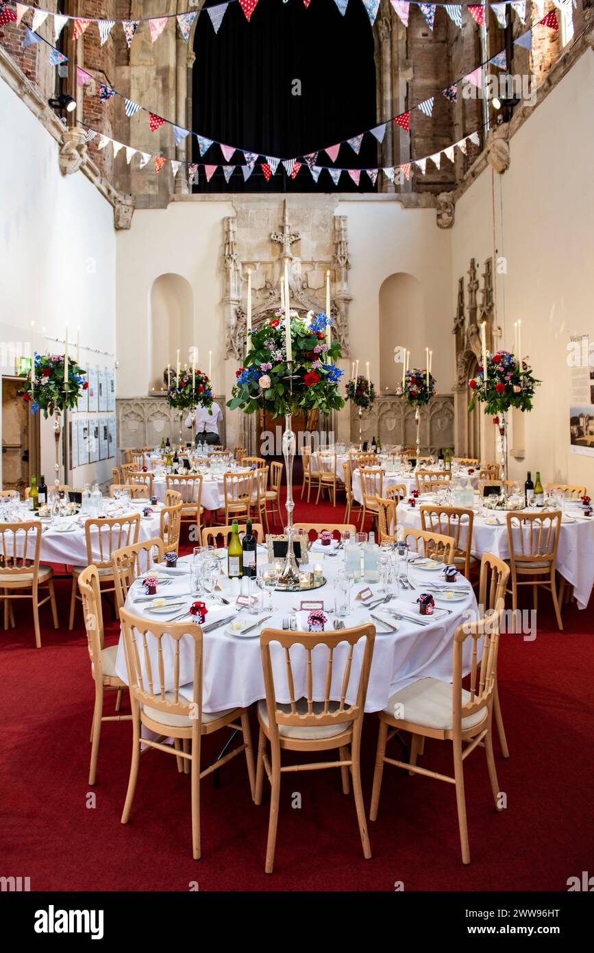 Decorated wedding reception tables hi-res stock photography and images ...