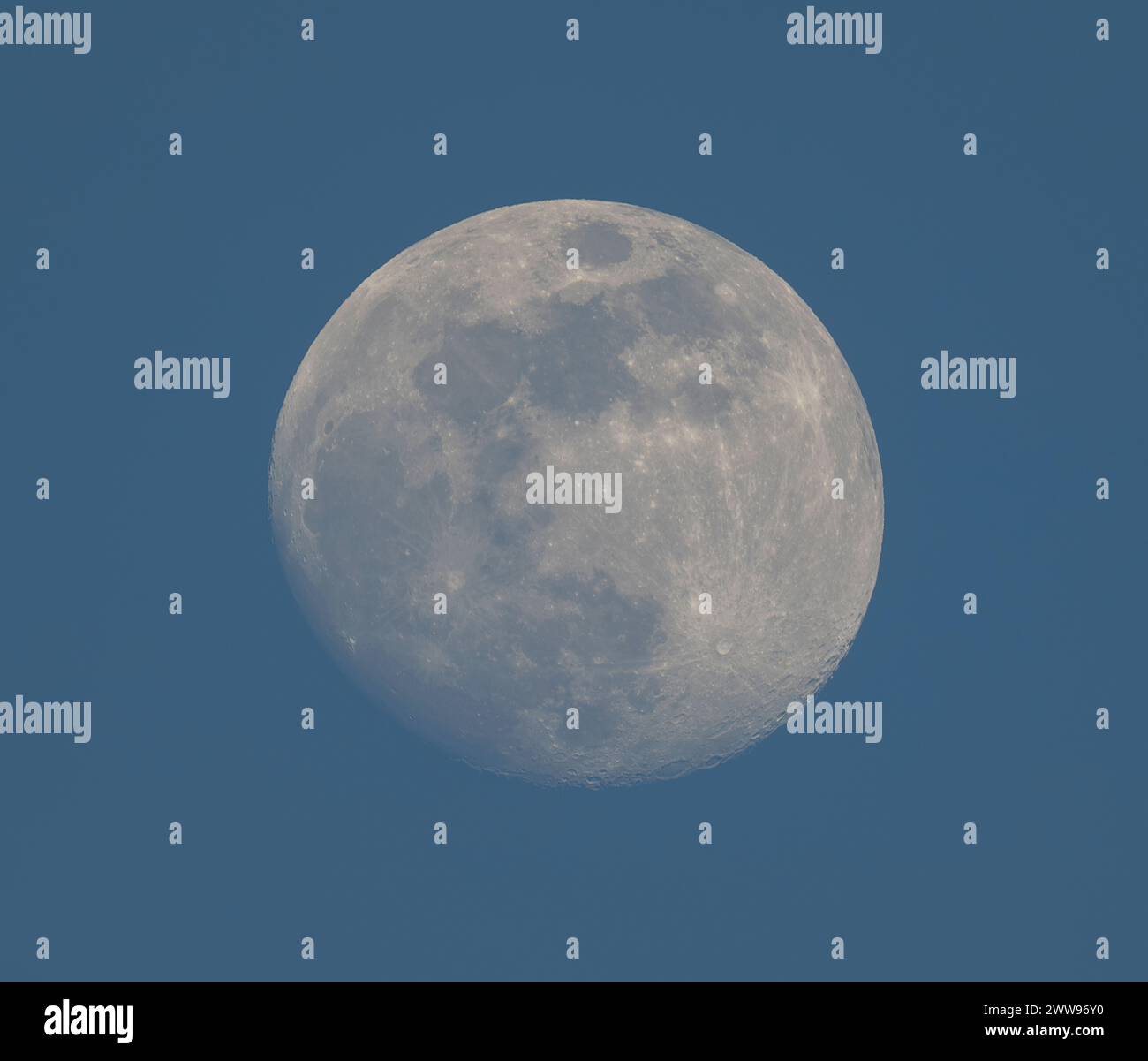 London, UK. 22nd Mar, 2024. Waxing Gibbous Moon at sunset over London ...
