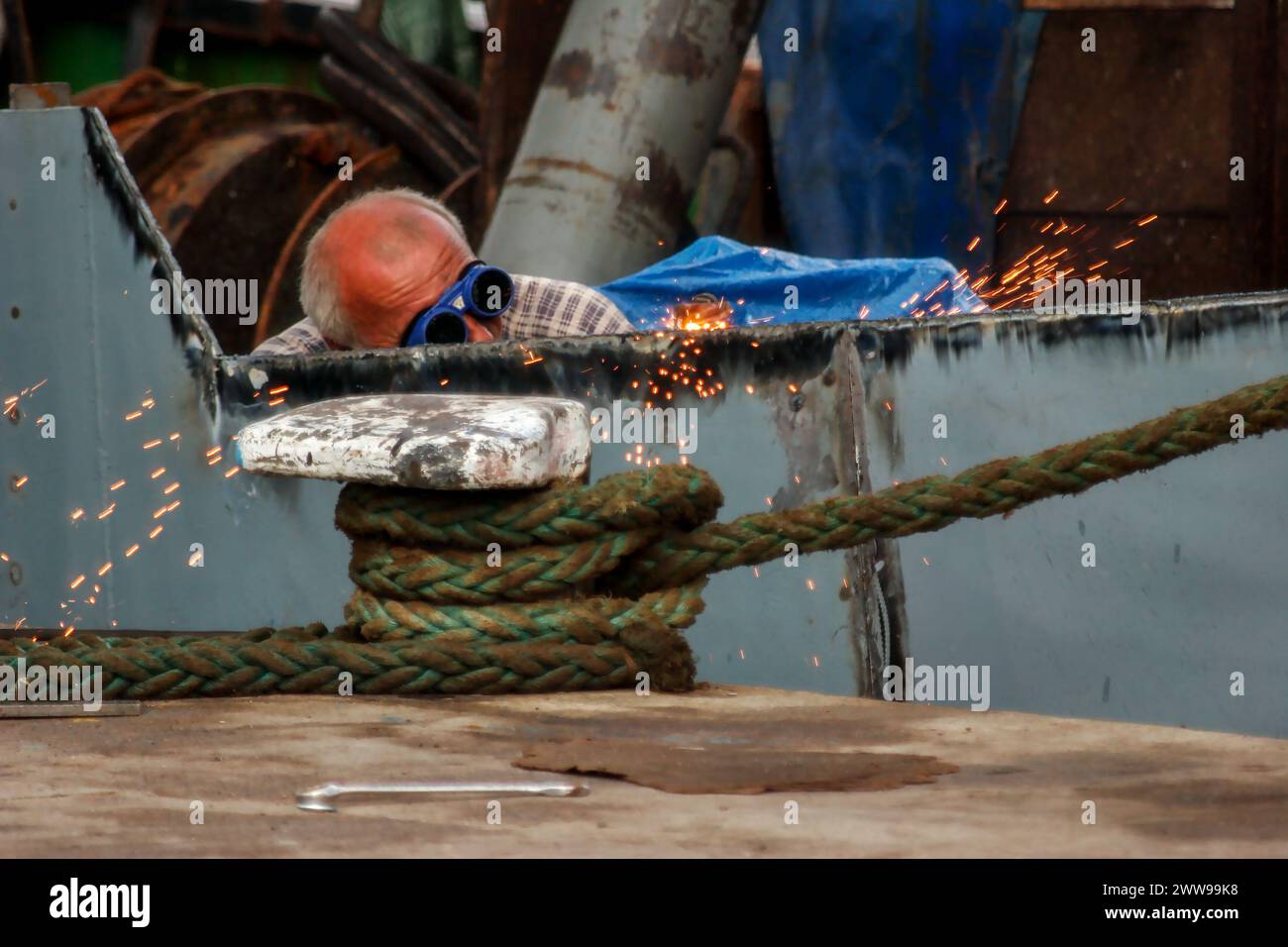 Renovation of the fishing bock, renovation of the side, hull welding ...