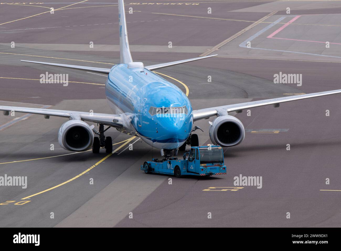 KLM GGH Fahrzuge Car Moving KLM Plane At Schiphol The Netherlands 25-5 ...