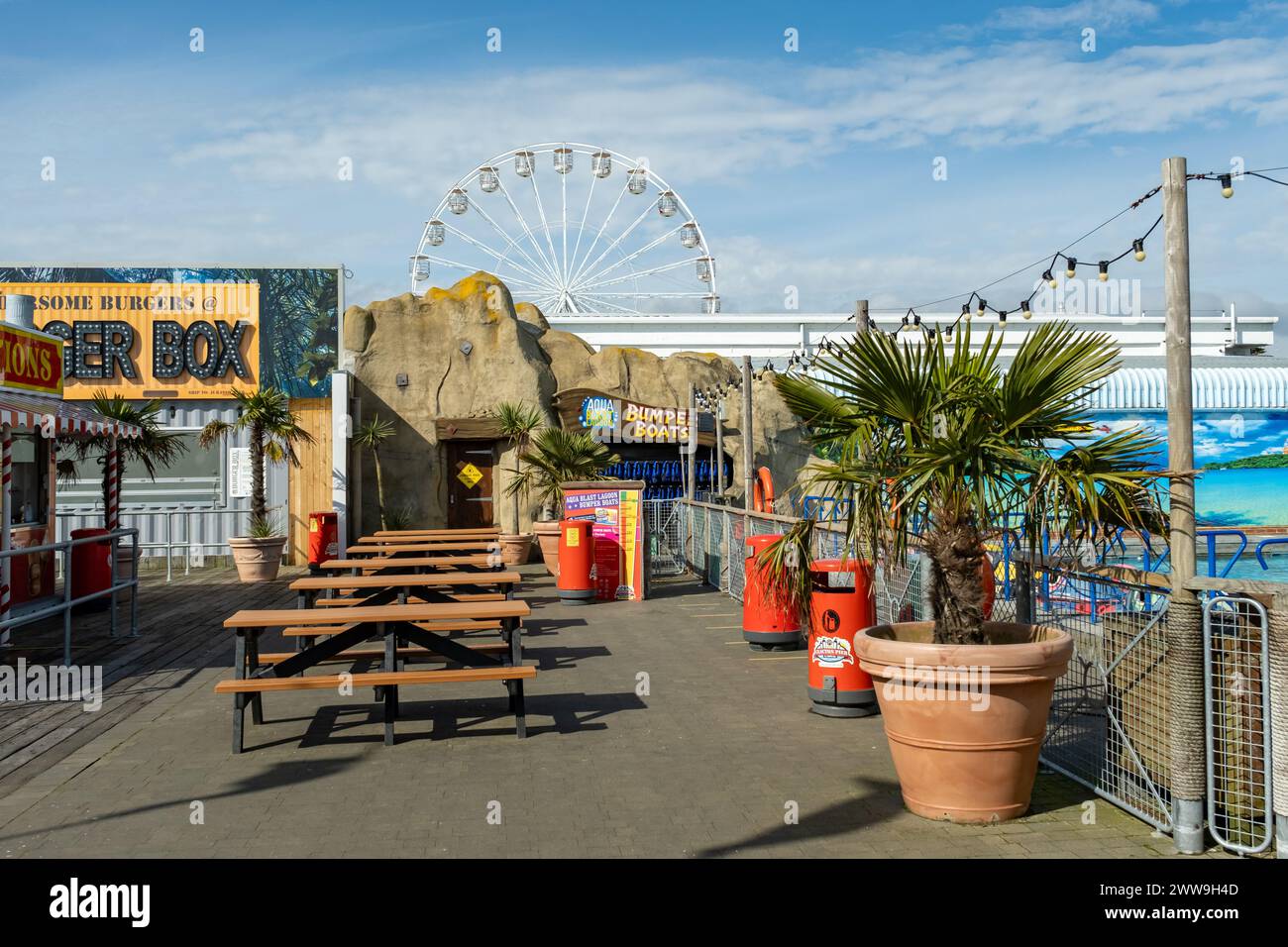 Funfair rides on pier clacton hi-res stock photography and images - Alamy