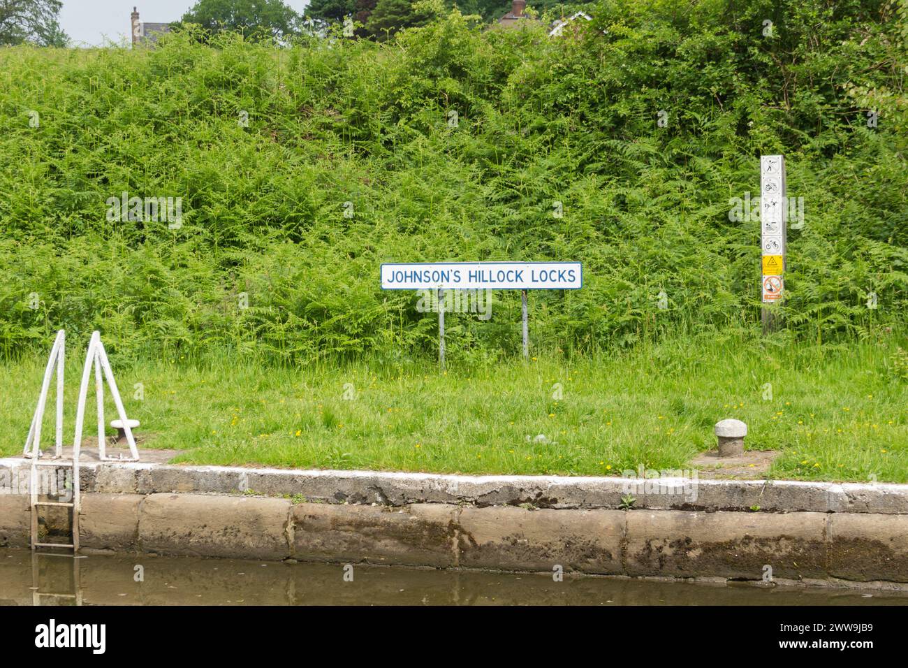 Sign indicating the location of Johnson's Hillock Locks on the Leeds ...