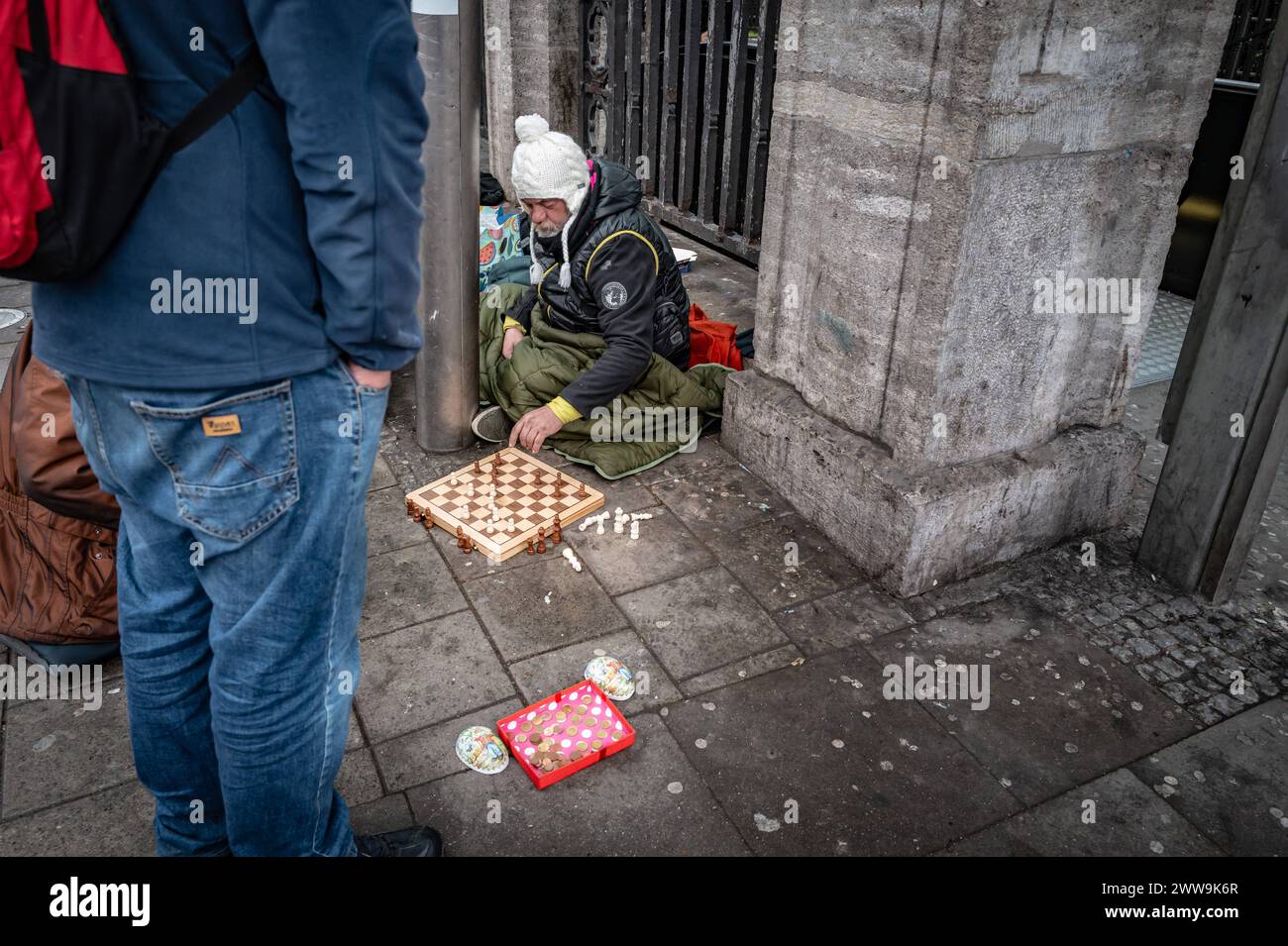Hamburg Obdachlose spielen am Bahnhof St. Pauli Schach - 22.03.2024 ...