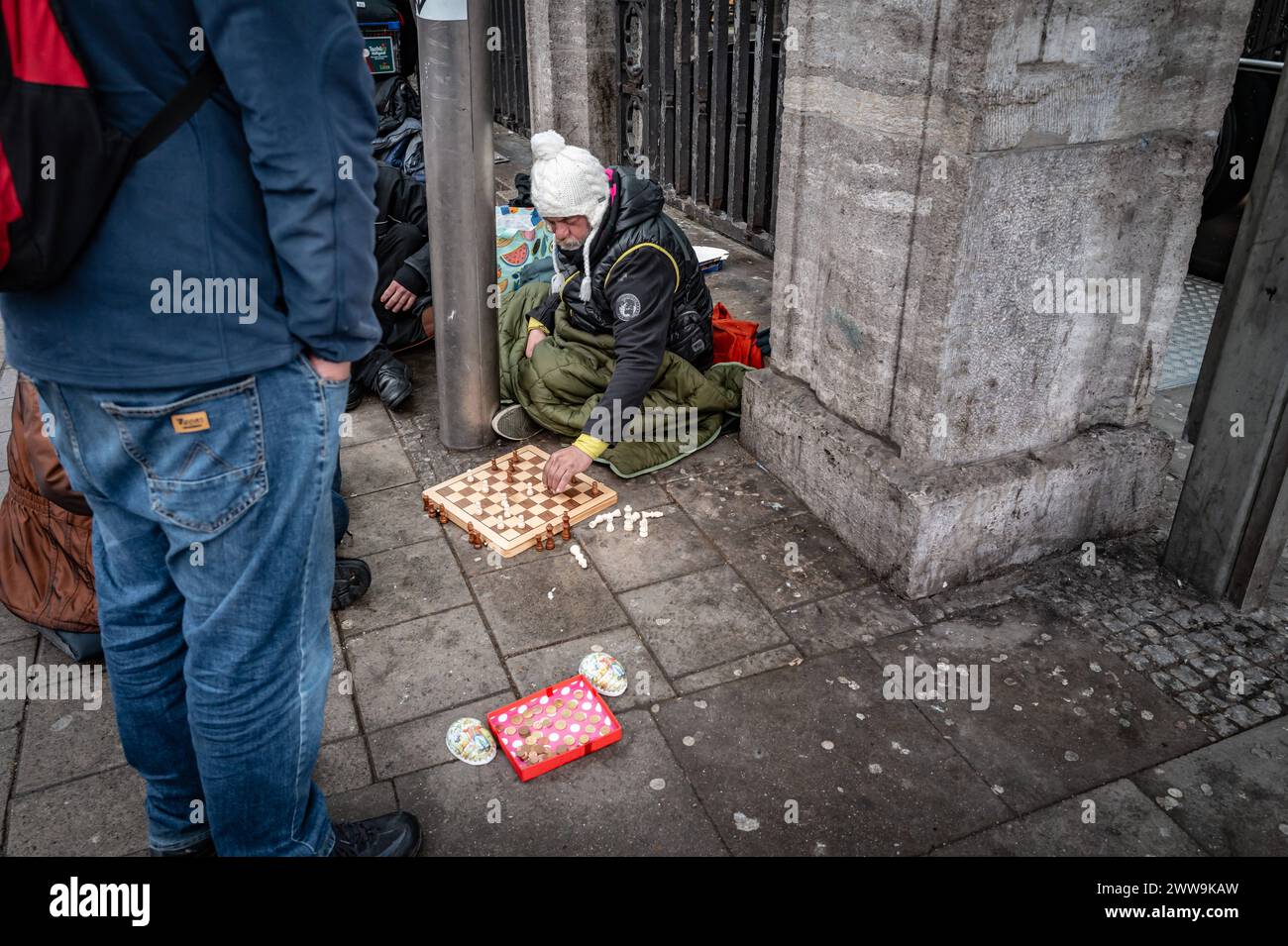Hamburg Obdachlose spielen am Bahnhof St. Pauli Schach - 22.03.2024 ...