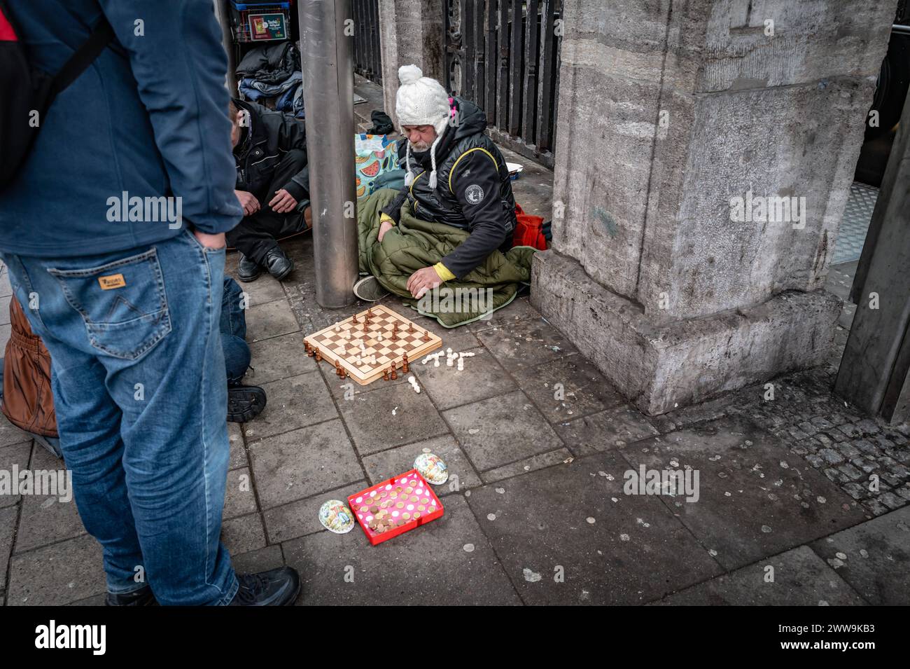 Hamburg Obdachlose spielen am Bahnhof St. Pauli Schach - 22.03.2024 ...