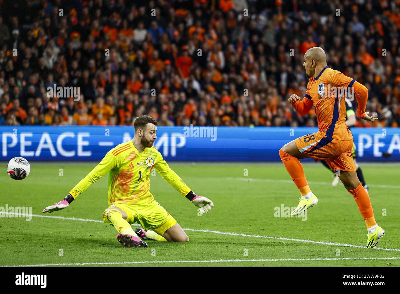 AMSTERDAM - Donyell Malen of Holland scores the 4-0 during the friendly ...