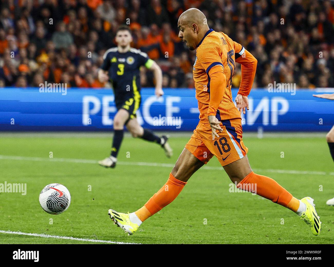 AMSTERDAM - Donyell Malen of Holland scores the 4-0 during the friendly ...