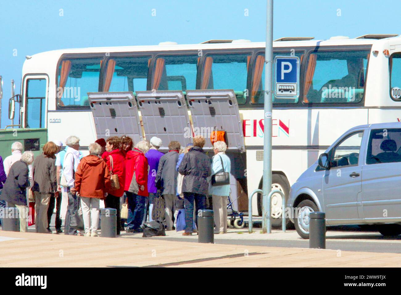 Busreisende Rentner. - hier gesehen in Neuharlingersiel Nordsee am 29. ...