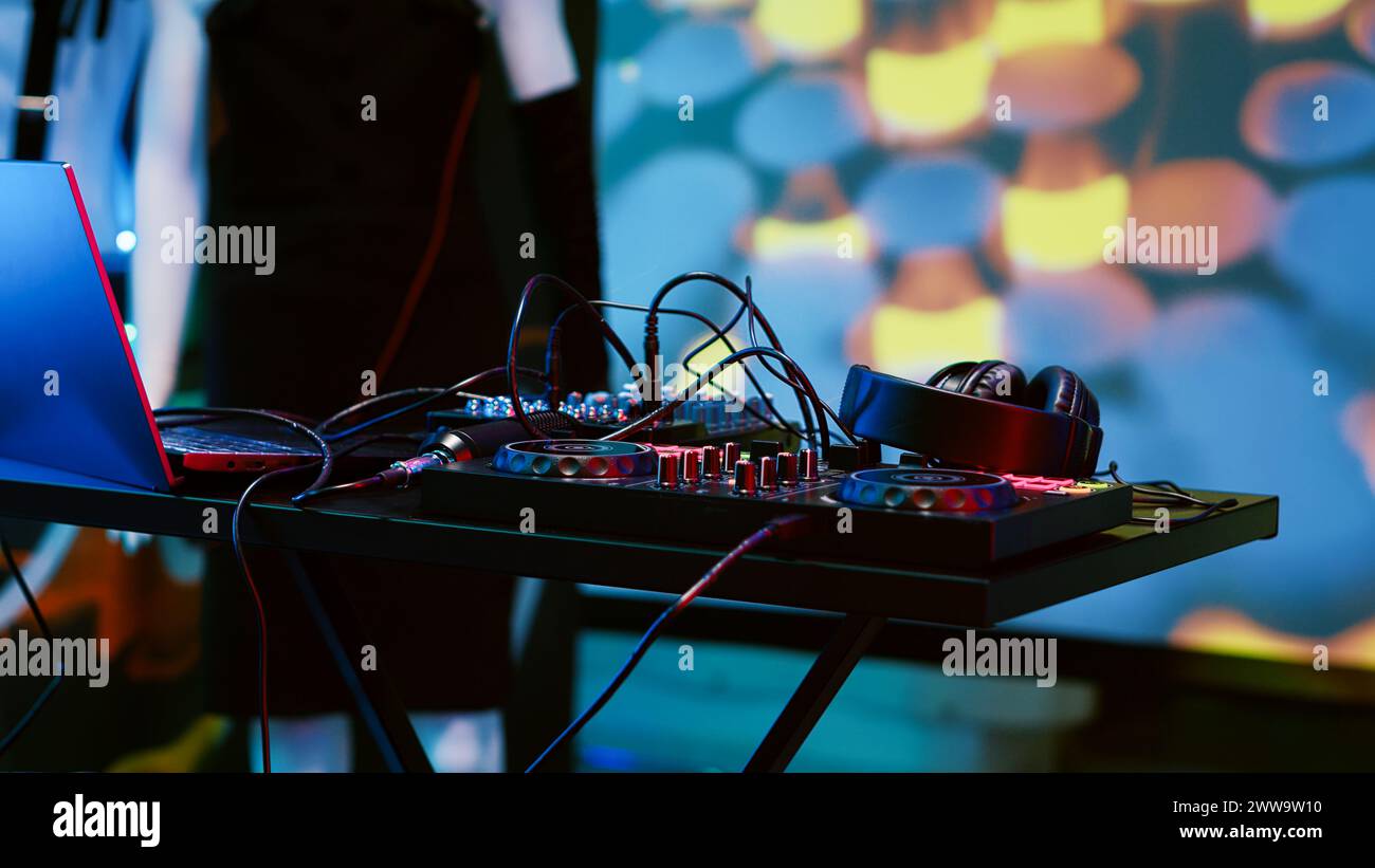 Empty dance floor disco ball hi-res stock photography and images - Alamy