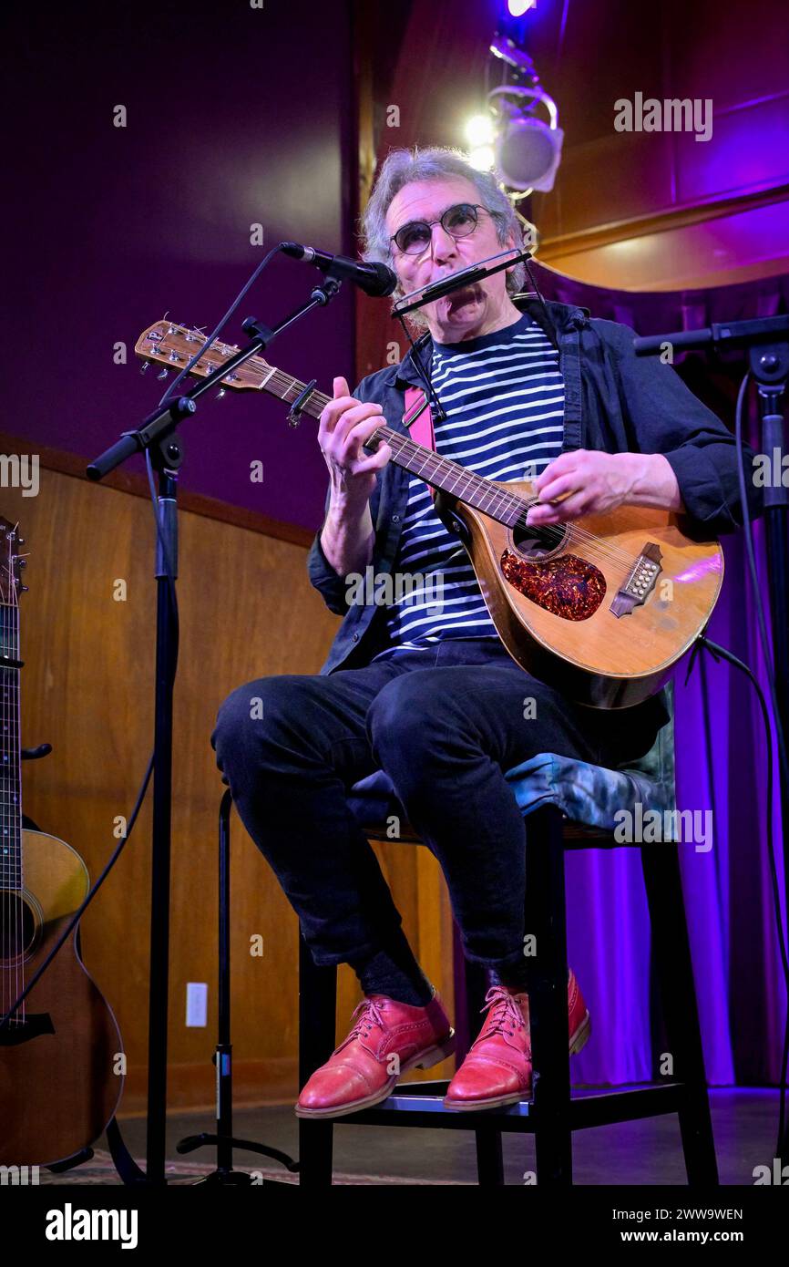 Singer, songwriter Jez Lowe in concert Stock Photo - Alamy