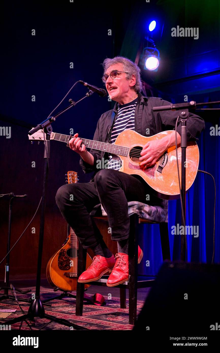 Singer, songwriter Jez Lowe in concert Stock Photo - Alamy