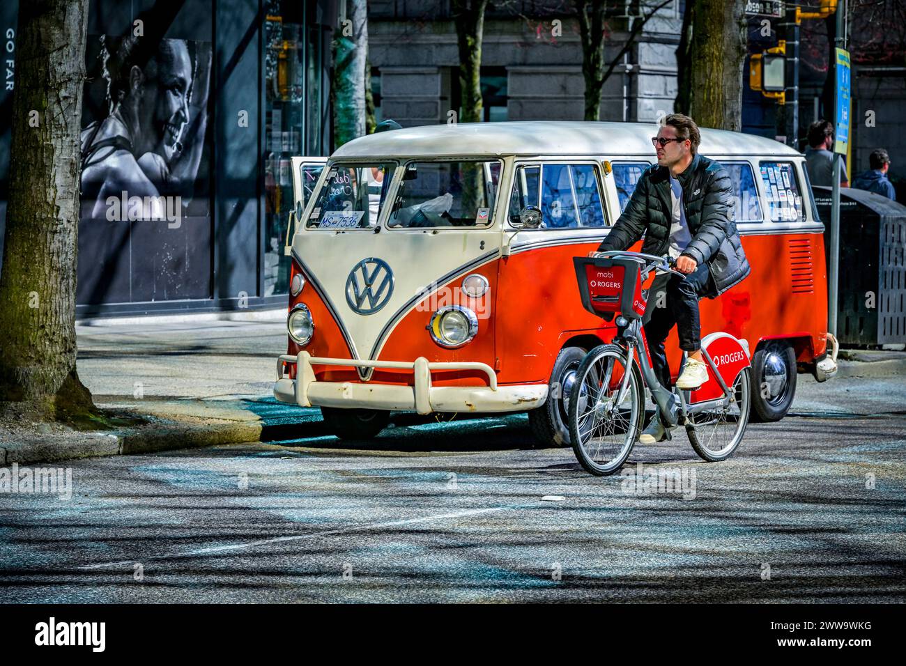 Cyclist, Vintage Volkswagen, VW microbus, van Stock Photo - Alamy