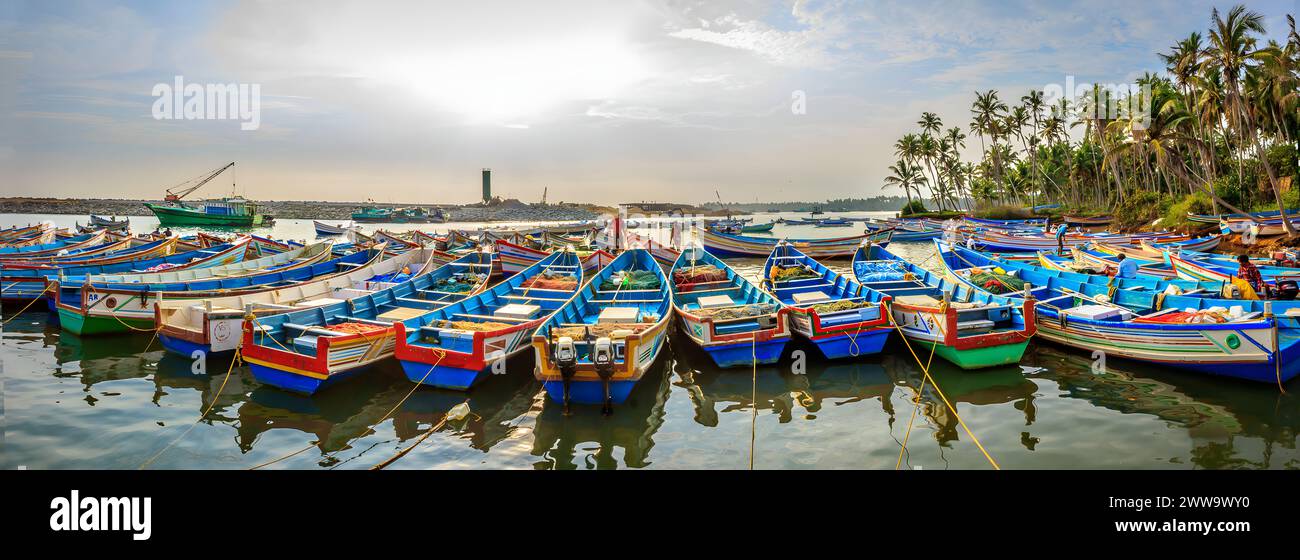 South india fishing harbor hi-res stock photography and images - Alamy