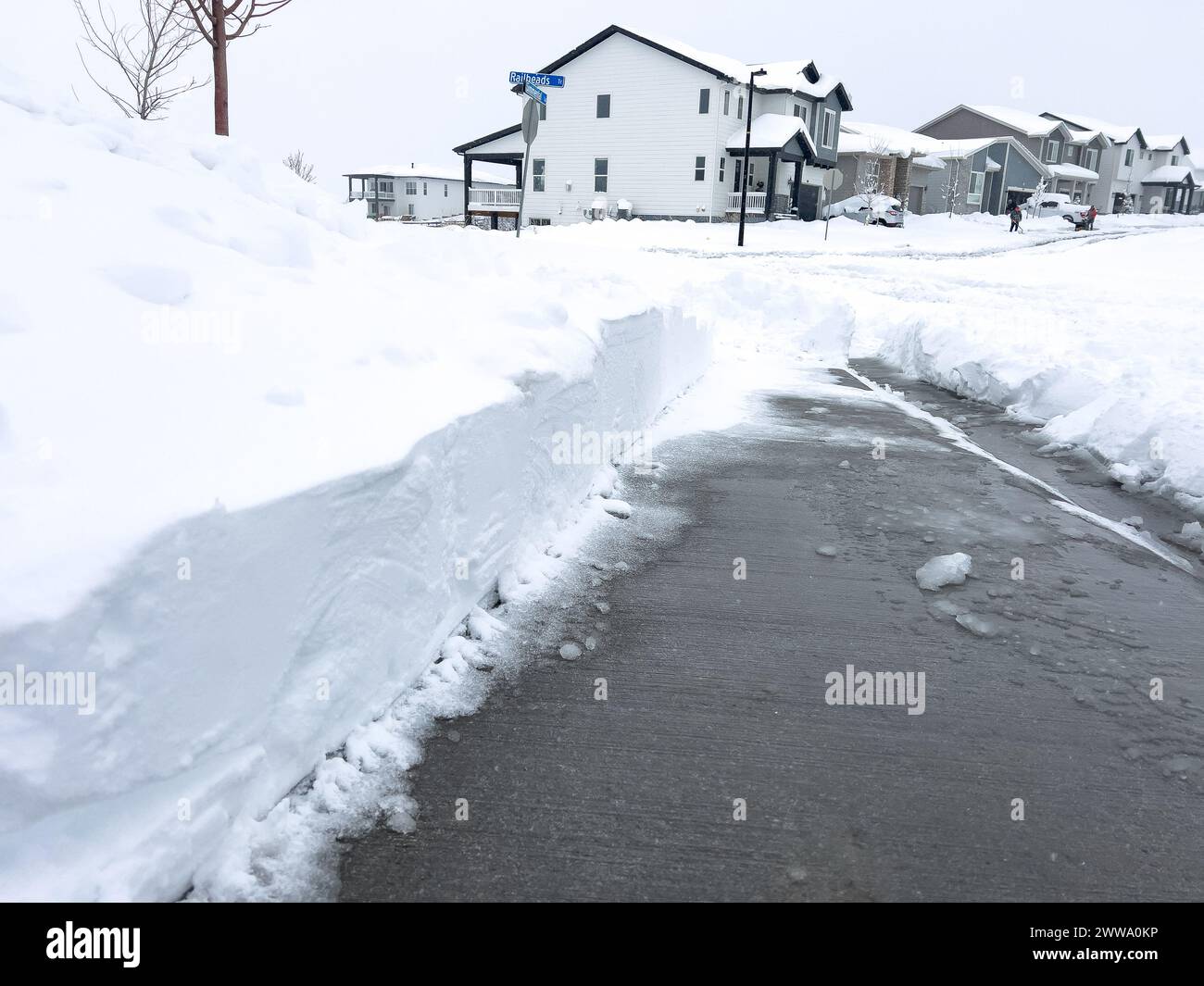 Suburban neighborhood driveways hi-res stock photography and images - Alamy