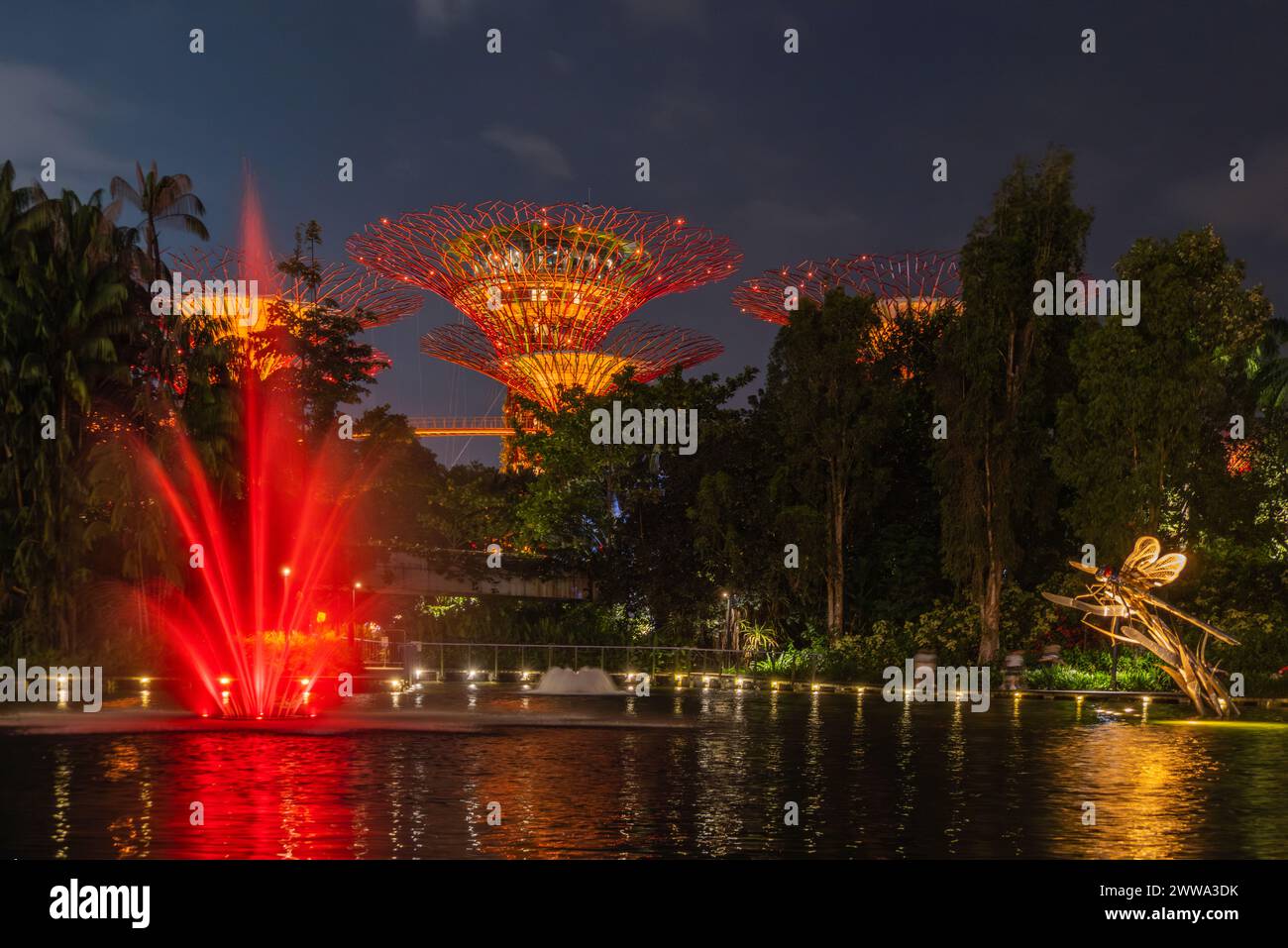 Dragonfly Lake and Supertrees of Singapore Stock Photo - Alamy