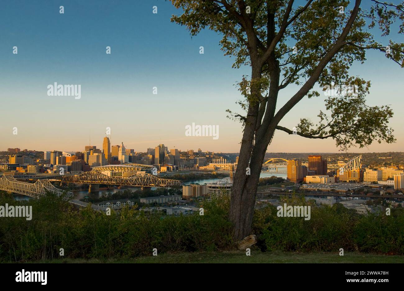 the Ohio River separates Cincinnati, Ohio city center skyline in ...