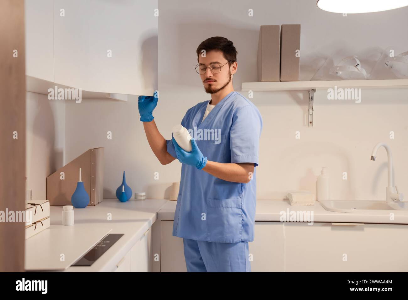 Male nurse pill bottle hi-res stock photography and images - Alamy