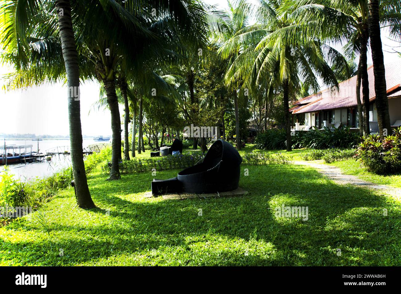 Chairs facing hi-res stock photography and images - Alamy