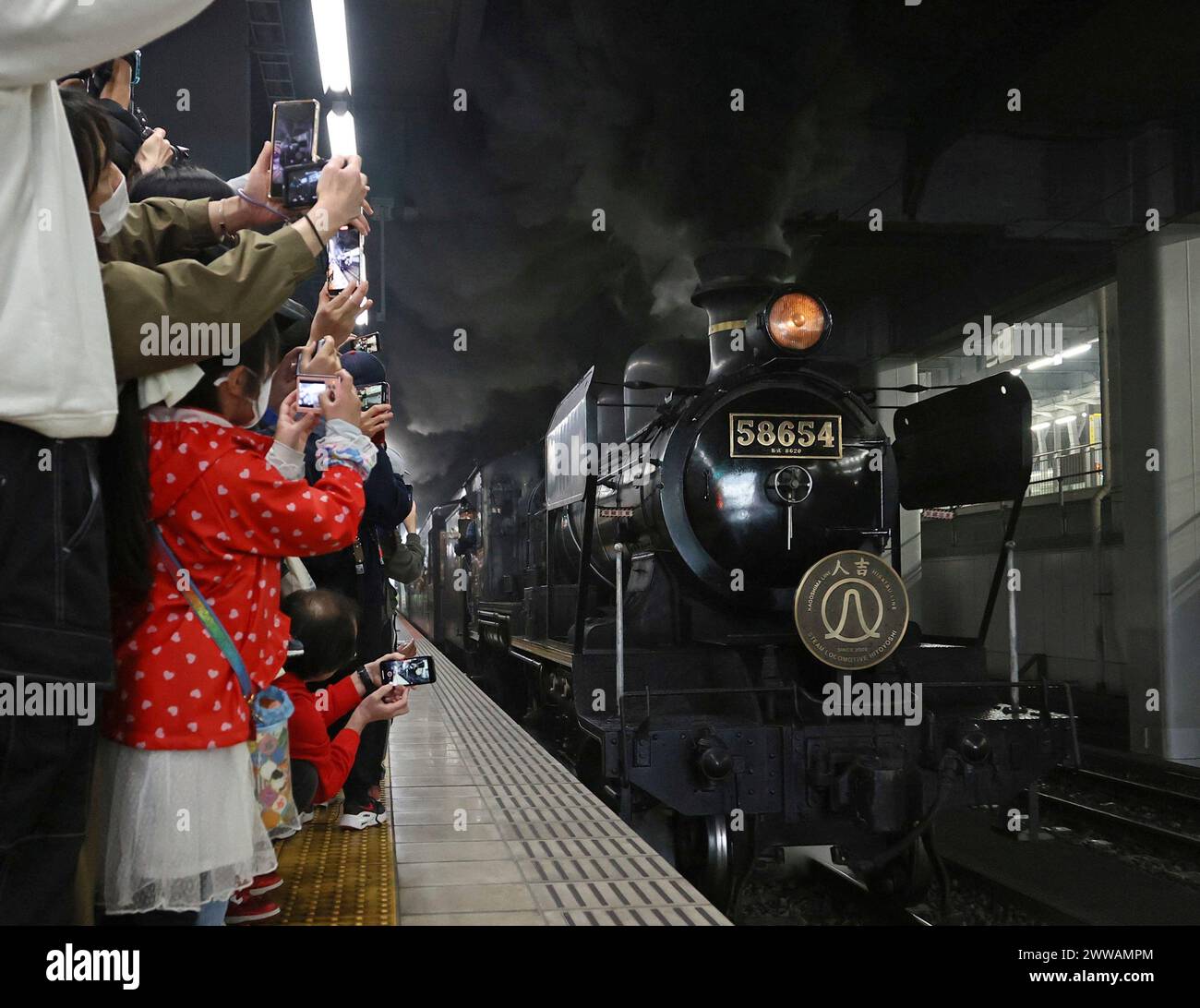 Many railway fans take photos of the SL Hitoyoshi operated by Kyushu ...