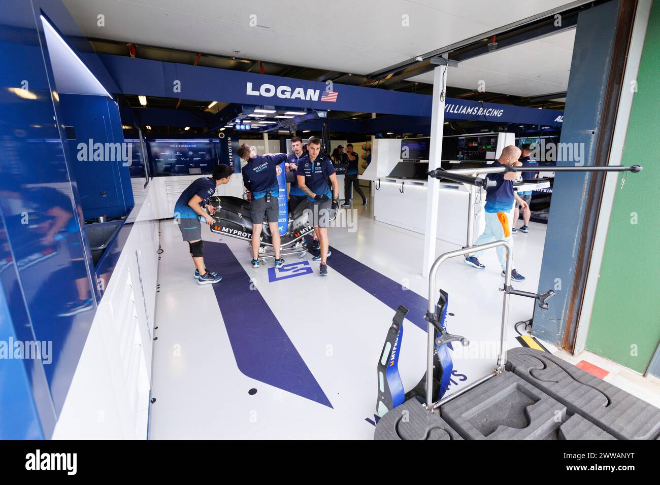 Empty motorsport garage hi-res stock photography and images - Alamy